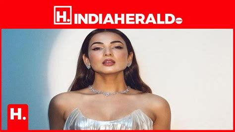 హాట్ డ్రెస్ లో కుర్రకారును హిట్ ఎక్కిస్తున్న నాగార్జున హీరో