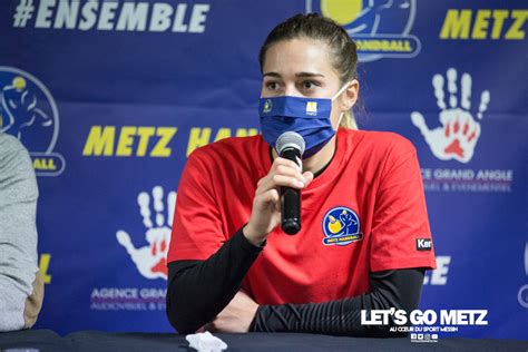 Dinah Eckerle Pose Ses Valises à Metz Handball Lets Go Metz
