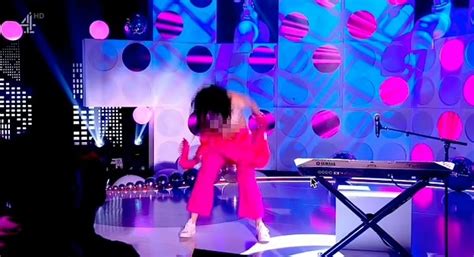 Komedian Transgender Picu Kemarahan Setelah Tampil Telanjang Bulat