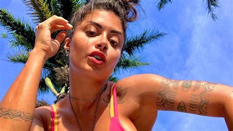 Quente Aline Riscado Esbanja Corpo Sensual Usando Biquíni