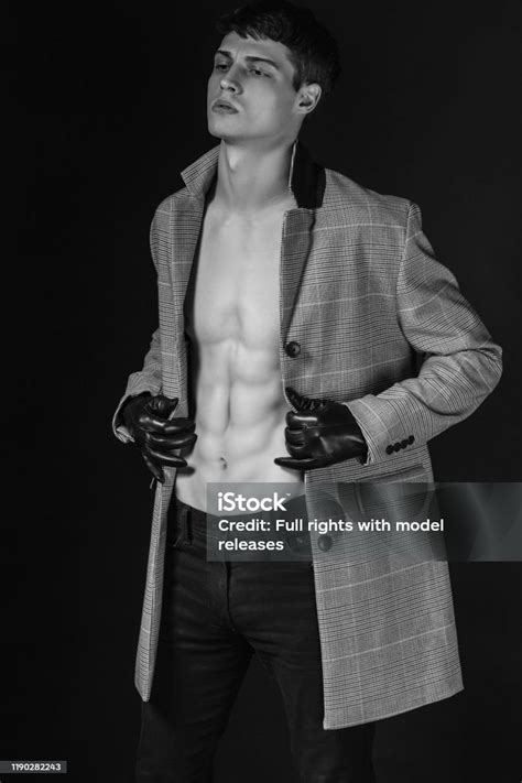 흑백 근육 강한 아름다운 박탈 남성 모델 초상화 에 고립 된 글꼴 배경 그림자 건강한 생활방식에 대한 스톡 사진 및 기타 이미지 건강한 생활방식 검은색 겨울 Istock
