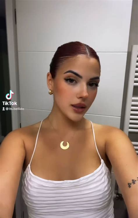 Selfie Moon Necklace White Dress Red Hair Chica Rockera Pelo Rojo