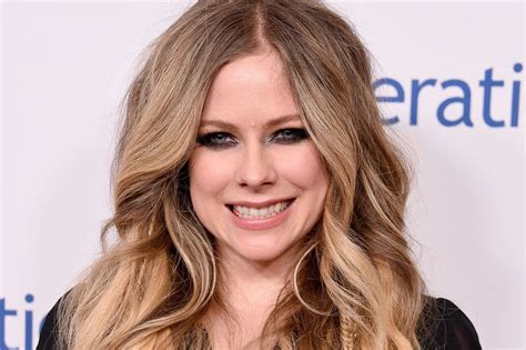 Avril Lavigne Crazy Conspiracy Theory Claims She Died