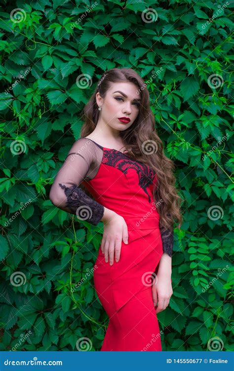 Sch Nes Junges M Dchen Mit Dem Langen Haar In Einem Modernen Roten