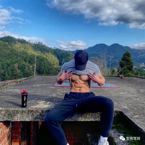 他是谢梓秋御用男模，这肉体太有欲望了 搜狐大视野 搜狐新闻