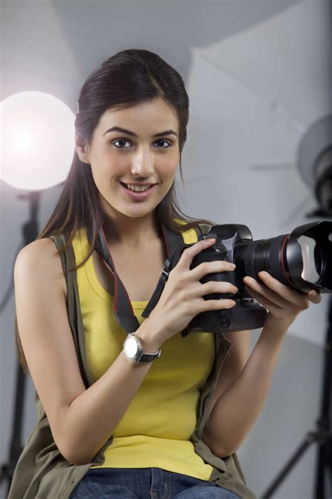女摄像师图片 看着单反的女摄像师素材 高清图片 摄影照片 寻图免费打包下载