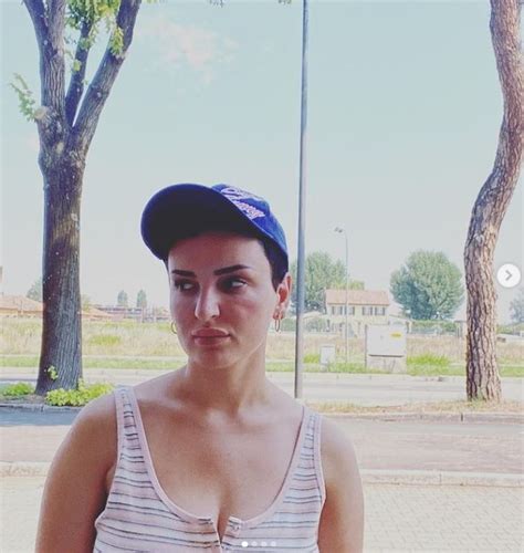 Arisa manda i social in tilt tutta nuda sfoggia la sua morbida felicità