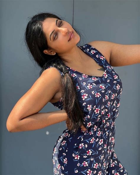 நைட் டிரஸ் சா இது பின்னழகை காட்டும் சீரியல் நடிகை ரேஷ்மாவின் கேண்டிட் கிளிக்ஸ் Madras Telegram