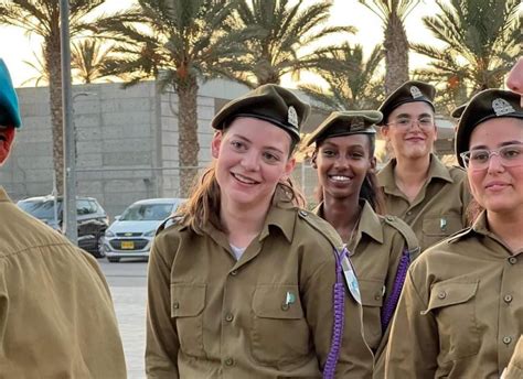 טוראי נגה וייס תושבת קיבוץ בארי שחזרה מהשבי סיימה בהצלחה קורס תש יישובניק נט