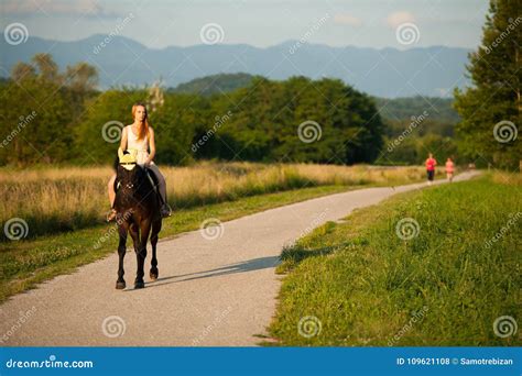 De Actieve Jonge Vrouw Berijdt Een Paard In Aard Stock Foto Image Of Actief Meisje