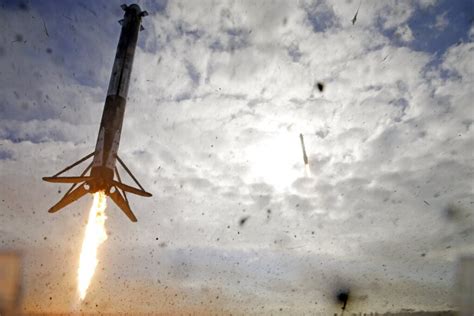 Spacex Nails The Booster Landings After A Foggy Falcon Heavy Military
