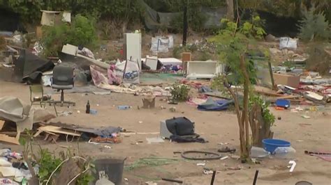 Desmantelan El Poblado De Chabolas De La Fica