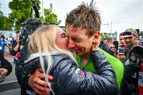 Urska Zigart Over Haar Pogacar “tadej Denkt Vaak Dat Ik Veel Meer