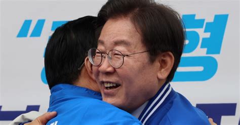 포토 포옹하는 이재명 더불어민주당 대표 박성준 서울 중구성동을 후보