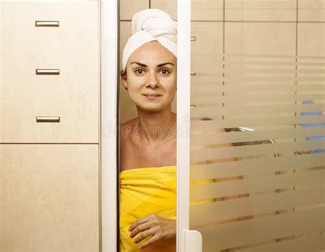 Mujer Joven En La Ducha Que Arregla Su Toalla Imagen De Archivo