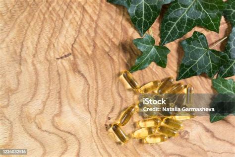 Kapsul Lonjong Lonjong Transparan Dari Minyak Ikan Tersebar Di Latar