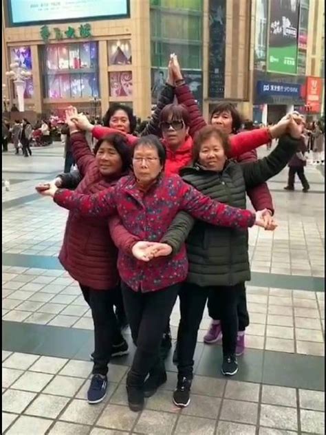 Exo新团综模仿中国大妈五角星拍照姿势新浪新闻