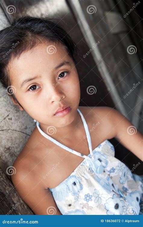 Jeune Fille Asiatique Contre Le Mur Photo Stock Image Du Asiatique Wondering 18636072