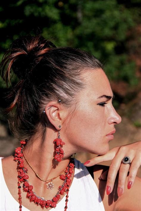 Bella Ragazza Che Posa Nel Profilo Immagine Stock Immagine Di Caldo