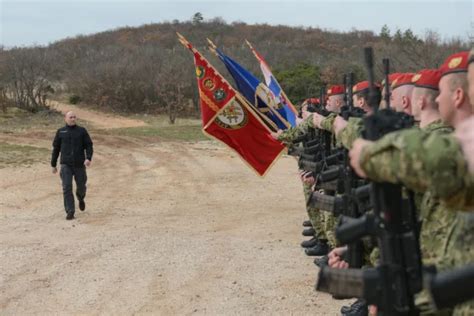 Ministar Anušić S Pripadnicima Hrvatske Vojske U Kninu I Udbini Braniteljski Portal