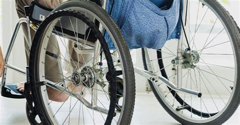 인권위 “휠체어 통행 막는 경계석 단차 제거 권고”…아파트 측 “불수용”