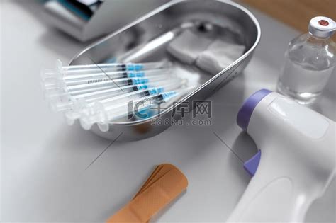 医学、疫苗接种和保健概念—一次性注射器和其他在医院桌上的东西。医院桌上的一次性注射器高清摄影大图 千库网