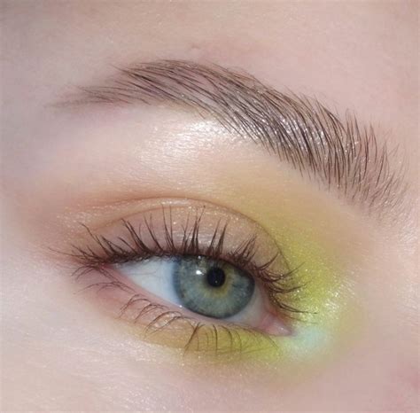 15 Neon Graphic Eye Looks That Will Instantly Brighten Your Mood