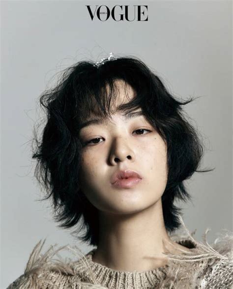 《掮客》李周映《vogue》写真 展现随性氛围感！ 搜狐大视野 搜狐新闻