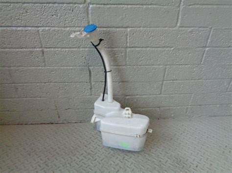 Range Rover Windscreen Washer Bottle Pumps And Neck L322 2006 To 2013 Gentlemen Of Salvage