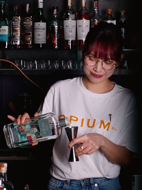 Một Ngôi Sao Sáng Vừa Xuất Hiện Phía Sau Quầy Bar Chuyên Gia Pha Chế