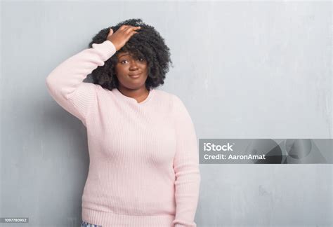 실수에 대 한 머리에 손으로 놀란 젊은 아프리카계 미국인 플러스 크기 여자 겨울 스웨터를 입고 회색 그런 지 벽에 기억 오류 깜 빡 나쁜 메모리 개념 가을에 대한 스톡 사진