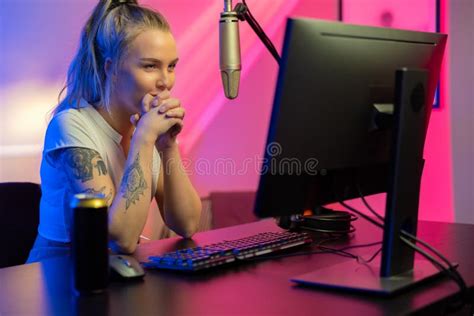 hermosa chica profesional de gamer transmite y juega videojuego
