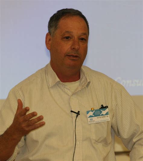 לואיס טריגר מרצה בקורס ניהול התפעול במכללה העסקית