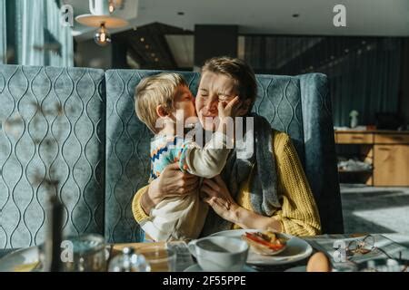 M Re Avec Son Fils Dans La Chambre D H Tel Le Matin Photo Stock Alamy