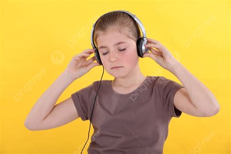 헤드폰으로 음악을 듣는 소녀 사진 배경 및 무료 다운로드를위한 그림 Pngtree