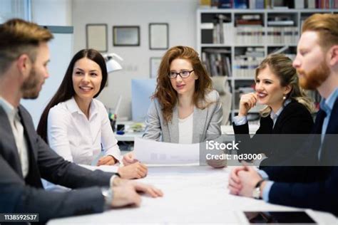 사무실에서 비즈니스 프로젝트에 종사 하는 창조적 인 비즈니스 사람들 개념에 대한 스톡 사진 및 기타 이미지 개념 계획 기업가 Istock