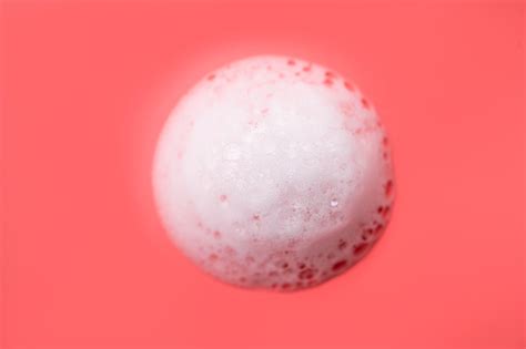 분홍색 배경에 거품이 있는 하얀 거품의 질감 세척 위생 샴푸 비누 목욕 젤 무스를위한 화장품 거품 최소한의 미용 및 의료 배경 플랫 레이 비누 거품에 대한 스톡 사진 및