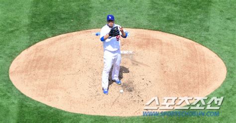 포토 류현진 승리의 V 사인과 함께~