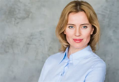 35 Professional Headshot Examples With Tips