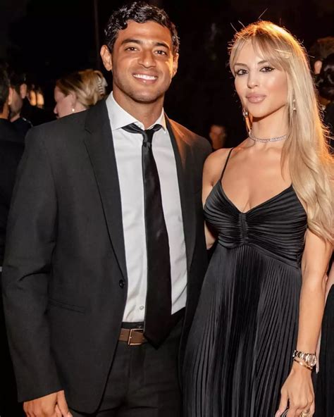 ¿quién Es Saioa Cañibano Esposa De Carlos Vela