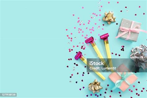 생일 파티는 파란색 배경에 공급됩니다 맨 위 보기입니다 공간을 복사합니다 0명에 대한 스톡 사진 및 기타 이미지 0명 개인 장식품 공휴일 Istock