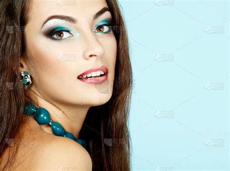 美青年人清新女人注视镜头人造珠宝彩妆水平画幅美人白人