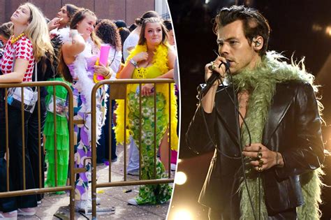Harry Styles Love On Tour At Msg Sparks Feather Boa Shortage