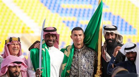 ویڈیو رونالڈو بھی سعودی گیتوں پر جھوم اٹھے، تلواروں کے ساتھ روایتی رقص