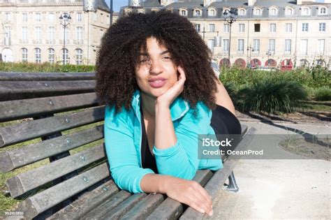 보르도 프랑스의 도시에서 야외 아프로 헤어스타일으로 젊은 아프리카계 미국인 여자의 아름다움의 초상화 갈색 머리에 대한 스톡 사진 및 기타 이미지 Istock
