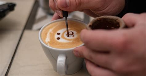 거품 공예 기술 독창성 디자인 따뜻한 음료 라떼 라떼 마끼아또 라떼 아트 미식가 바리스타 바리스타 기술 복잡한 상세한 섬세한 손 수공예품 수제