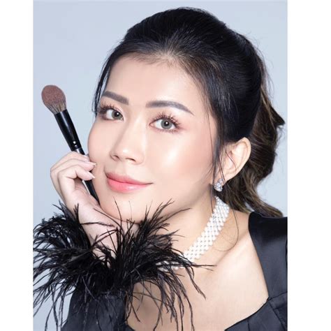 မြန်မာထိုင်မသိမ်းလေးနဲ့လိုက်ဖက်ပြီး လှပကျော့ရှင်းအောင် လိမ်းချယ