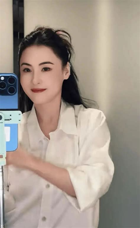 张柏芝大跳女团舞，穿白衬衫嘟嘴嫩如20岁少女，休养一年堪比逆龄生长