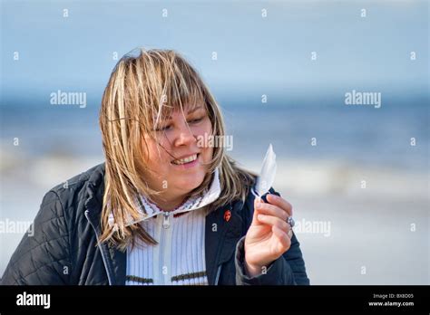 Molliges mädchen am meer Fotos und Bildmaterial in hoher Auflösung Alamy
