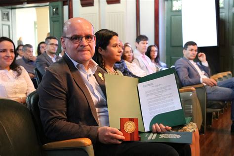 🧑‍🎓 Edwin García Un Excelente Docente Este 15 De Mayo La Udea Hizo Entrega Del Reconocimiento A